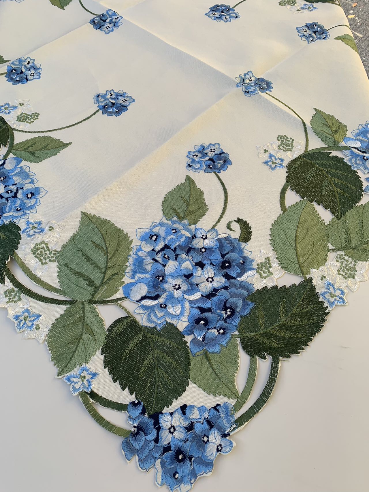 Table Toppers – Lei's Linens