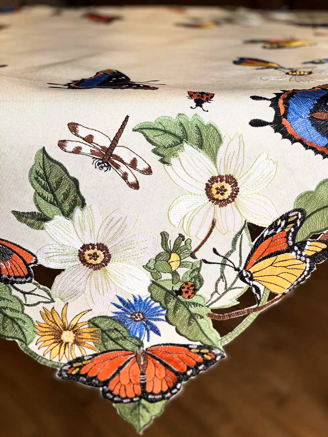 Table Toppers – Lei's Linens