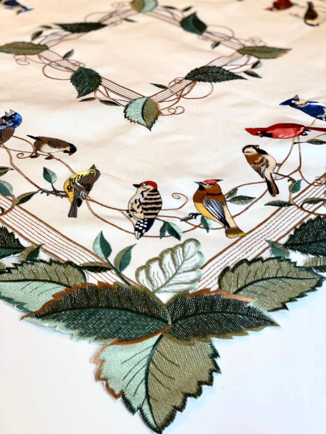 Table Toppers – Lei's Linens