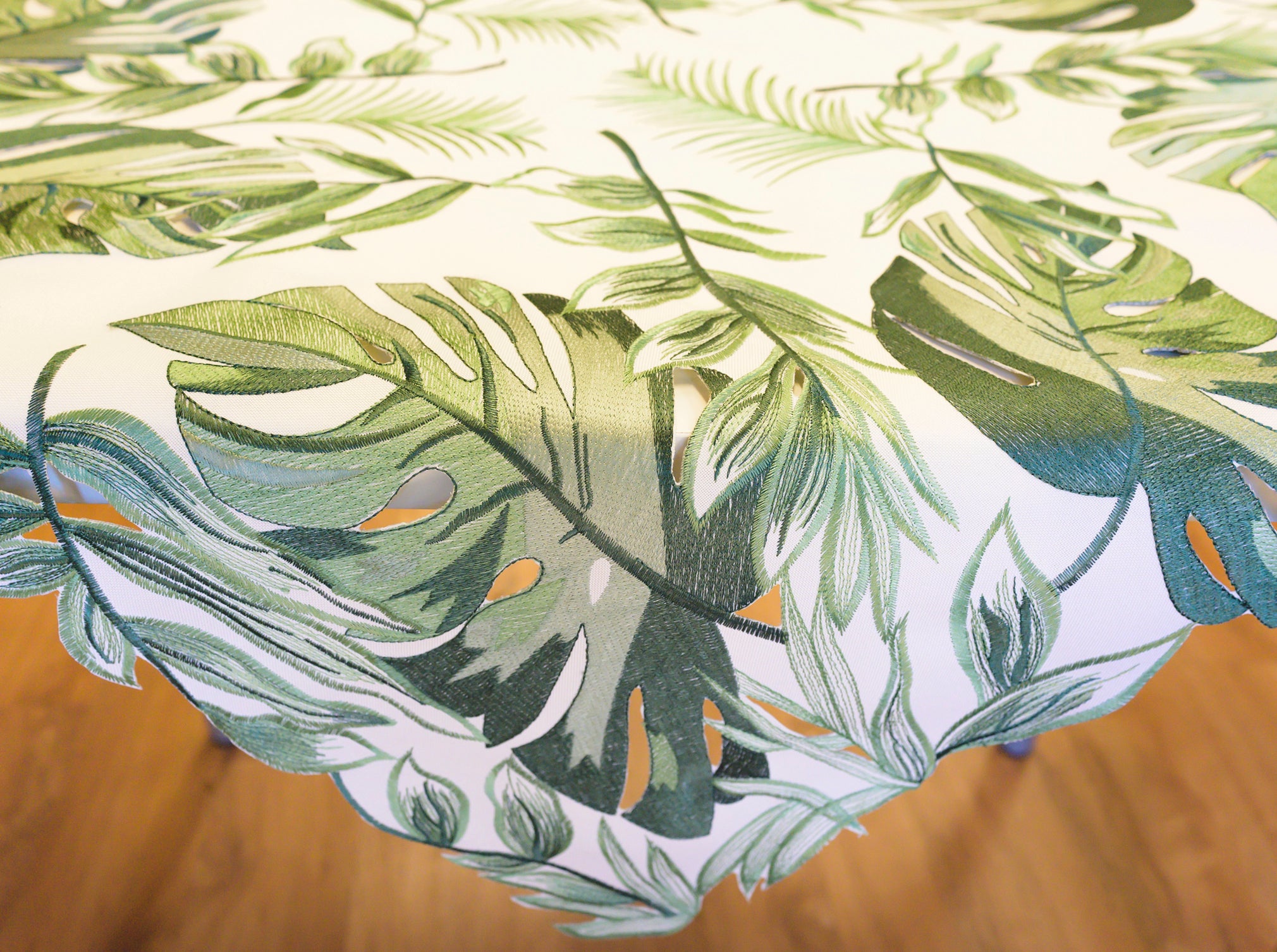 Table Toppers – Lei's Linens